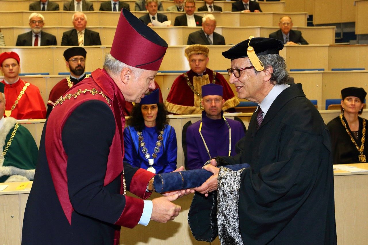 ZČU jmenovala čestnými doktory Hamida Ekbiu a Kurta Gebauera | ZPRÁVY ...