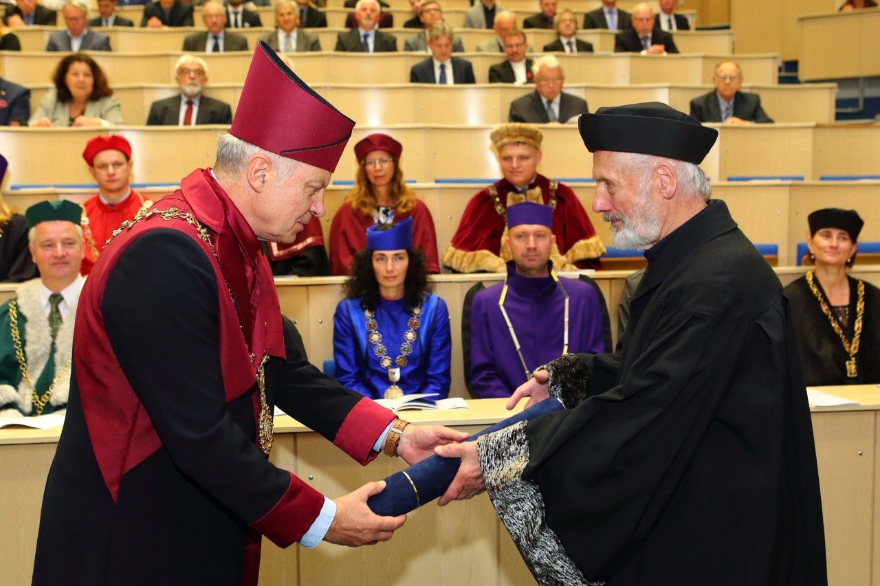 ZČU jmenovala čestnými doktory Hamida Ekbiu a Kurta Gebauera / Zprávy ...