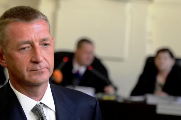 Janoušek má po operaci komplikace, soud na dva měsíce přerušil výkon ...
